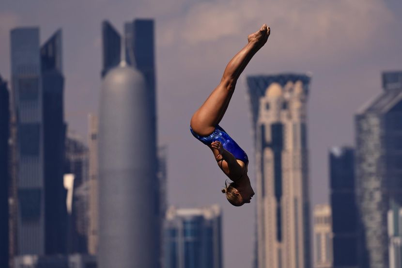 Carlson, Hunt lead high diving at midpoint